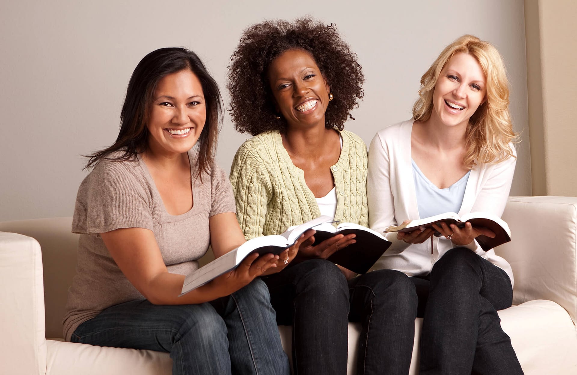 10 Popular Female Christian Authors + Tips for Finding Them - Esther Press